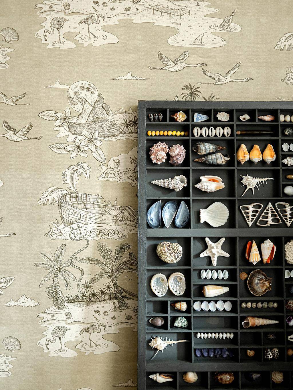 Tapete Castaway Wallpaper in Greige | Wear the walls | Castaway ...