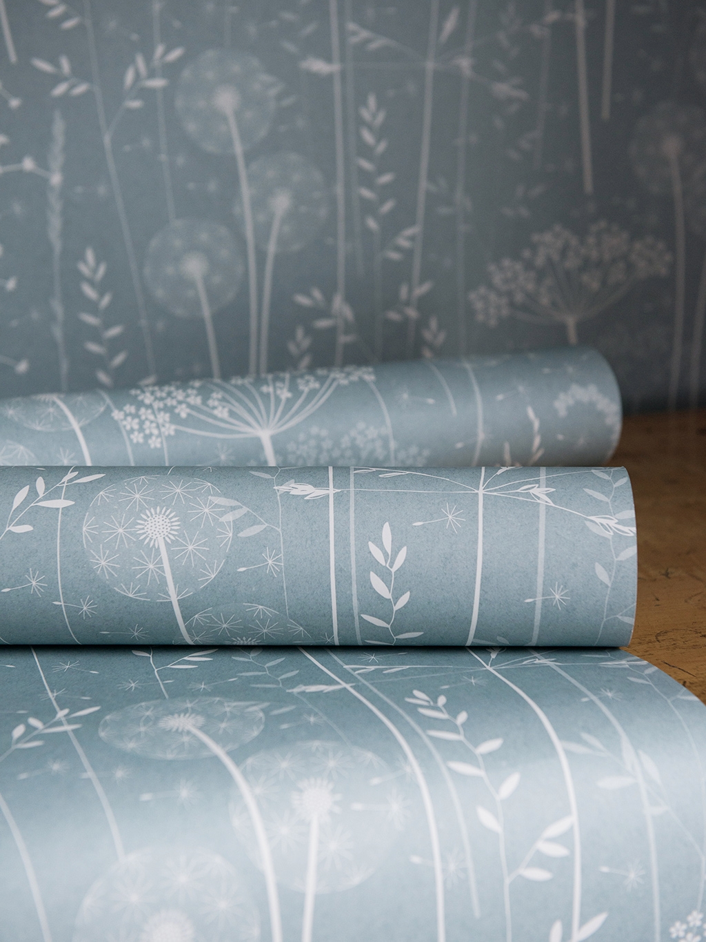 Tapete Paper Meadow Wallpaper in Teal | Hannah Nunn
